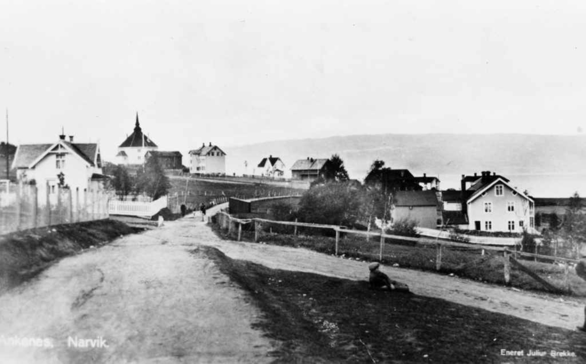 Ankenes, utsikt ovenfor Ankenes torv mot kirka. Fra v husene til Konrad ...