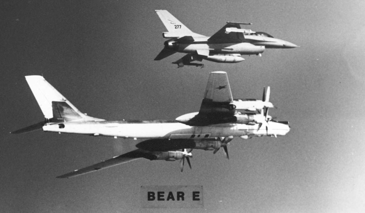 Avskjæring av fly. Norsk F-16 og russisk Tupolev Tu-20-E "BEAR" - Norsk ...