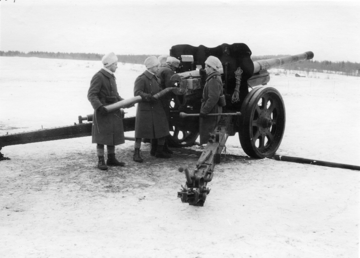 kanon-m-1934-10-5-cm-a-6-vinter-vpl-laddar-kanonen-miliseum