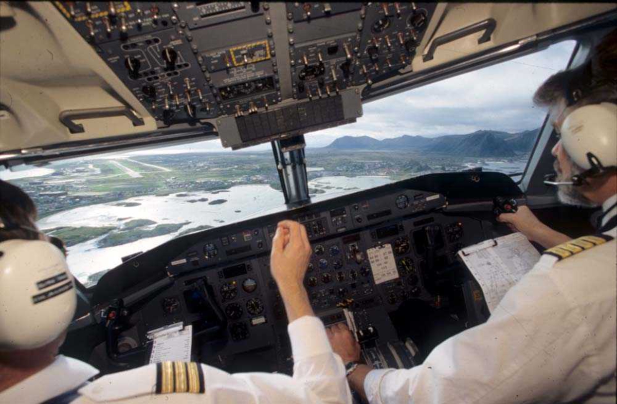 Lufthavn/Flyplass. Andenes. Flykaptein og flystyrmann (flyger/pilot ...