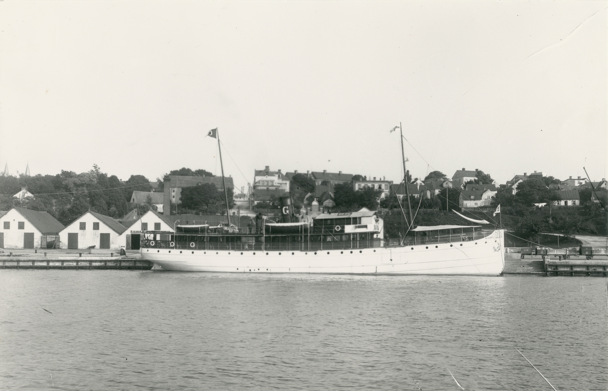 Passagerarfartyget S/S HANSA (1899) vid kaj i Visby. HANSA sänktes av ...