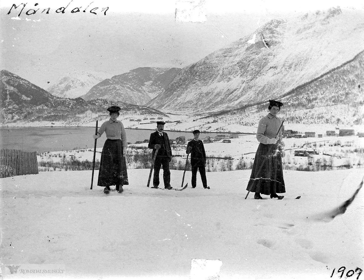 Måndalen 1907..Bildet er tatt rett nedenfor huset i Ytstegarden ...