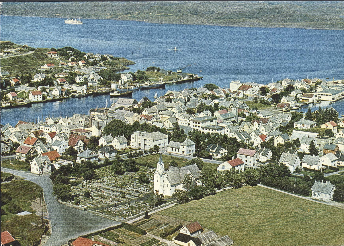 Flyfoto - Kopervik med Karmsundet. - Haugalandmuseet / DigitaltMuseum