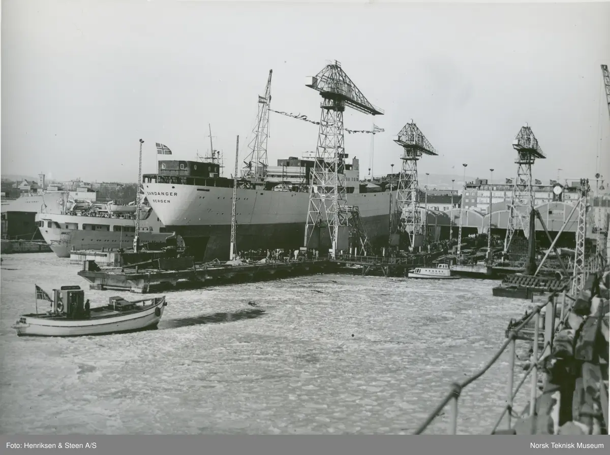 Cargolineren M/S Sandanger, B/N 489 på bedding før stabelavløpning på ...