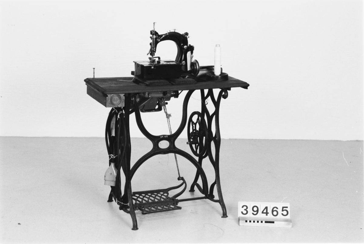 Symaskin - Tekniska Museet / DigitaltMuseum