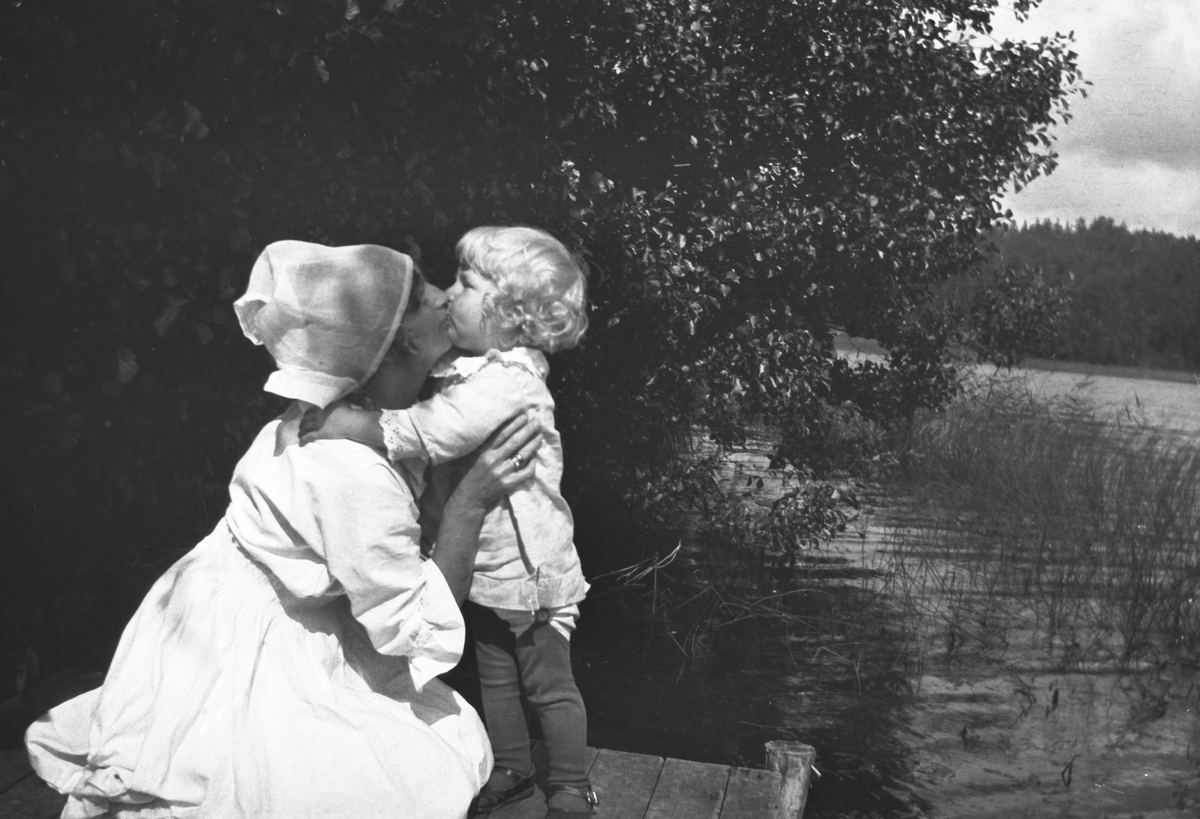 Ester Ellqvist-Bauer och sonen Bengt "Putte" Bauer på bryggan vid ...