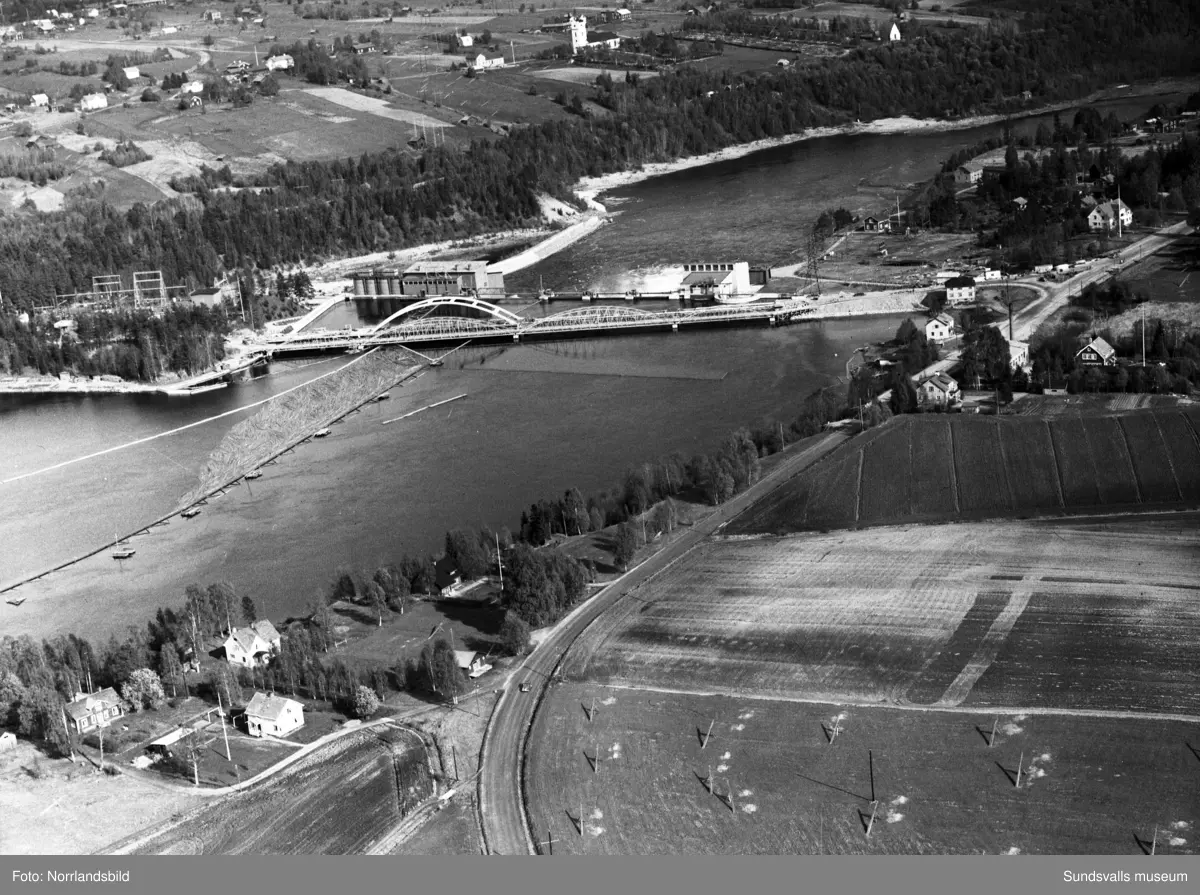 Flygfoton över kraftverket i Hammarstrand och omgivande landskap ...