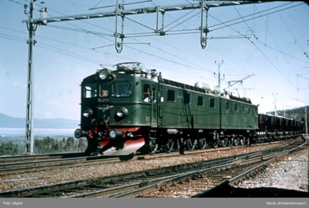 NSB elektrisk lokomotiv El 12 foran malmtog ved søndre innkjørsel til ...