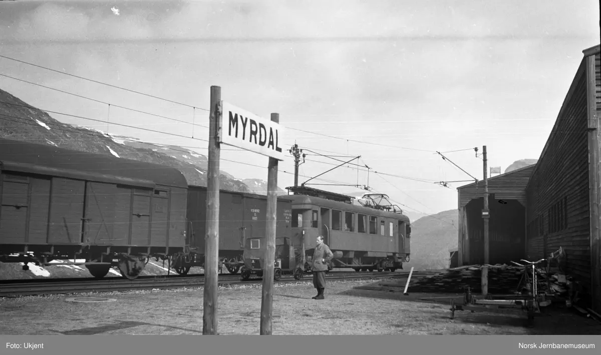 Myrdal stasjon med tog til Flåm, motorvogn type 104 (64) med vogner ...