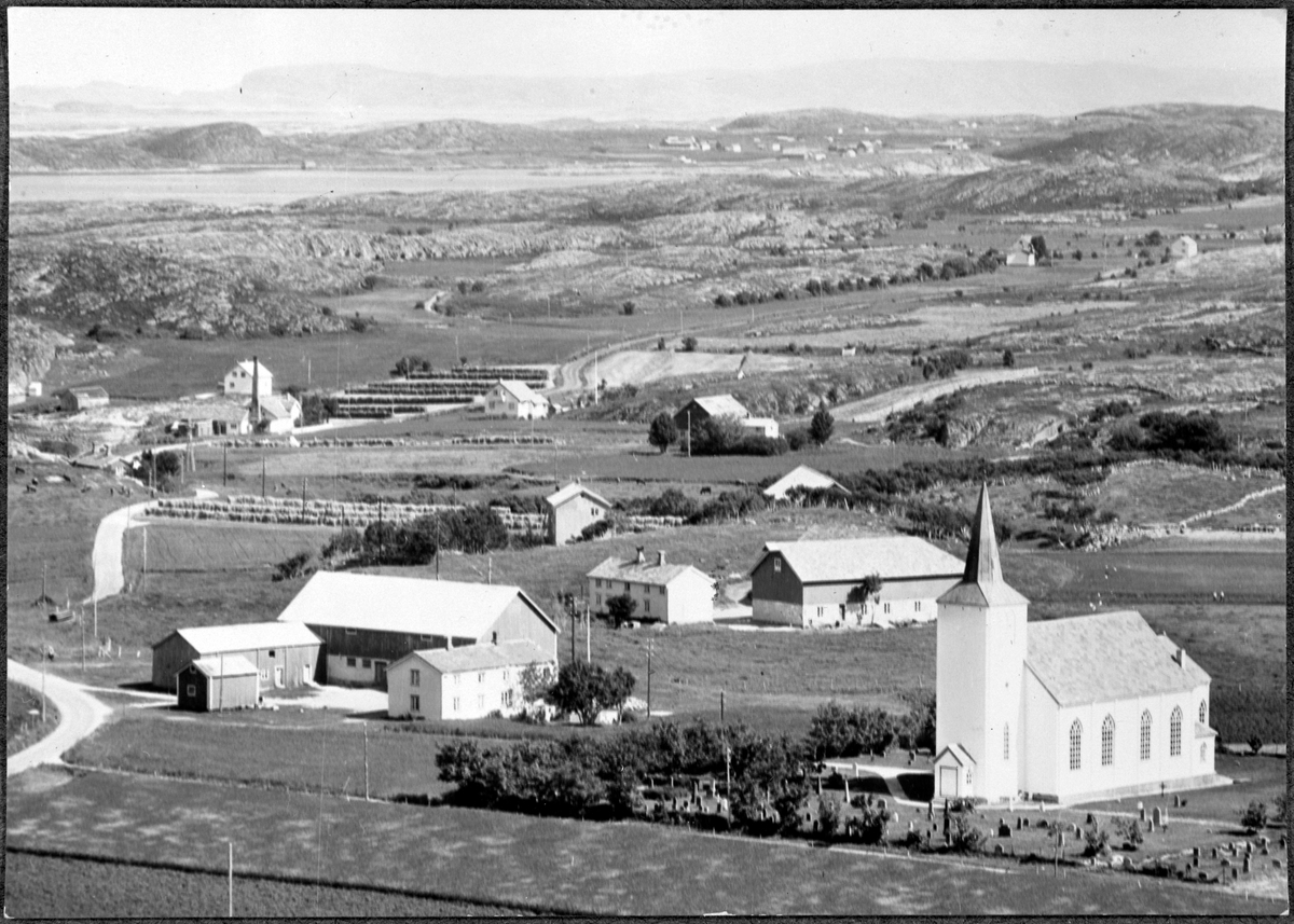 Postkort. Nes kirke i forgrunnen med gårder, Hellem, Bjugn. - Museet ...