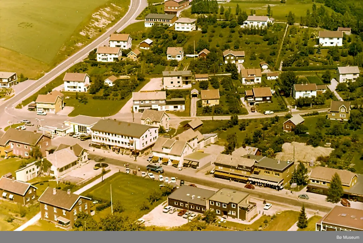 Flyfoto av Bø sentrum - Midt-Telemark museum / DigitaltMuseum