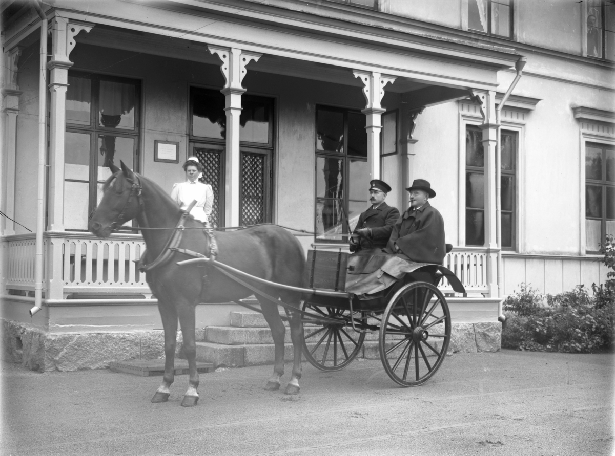 Doktor Ernst Westerlund med kusk utanför Enköpings sjukstuga ...