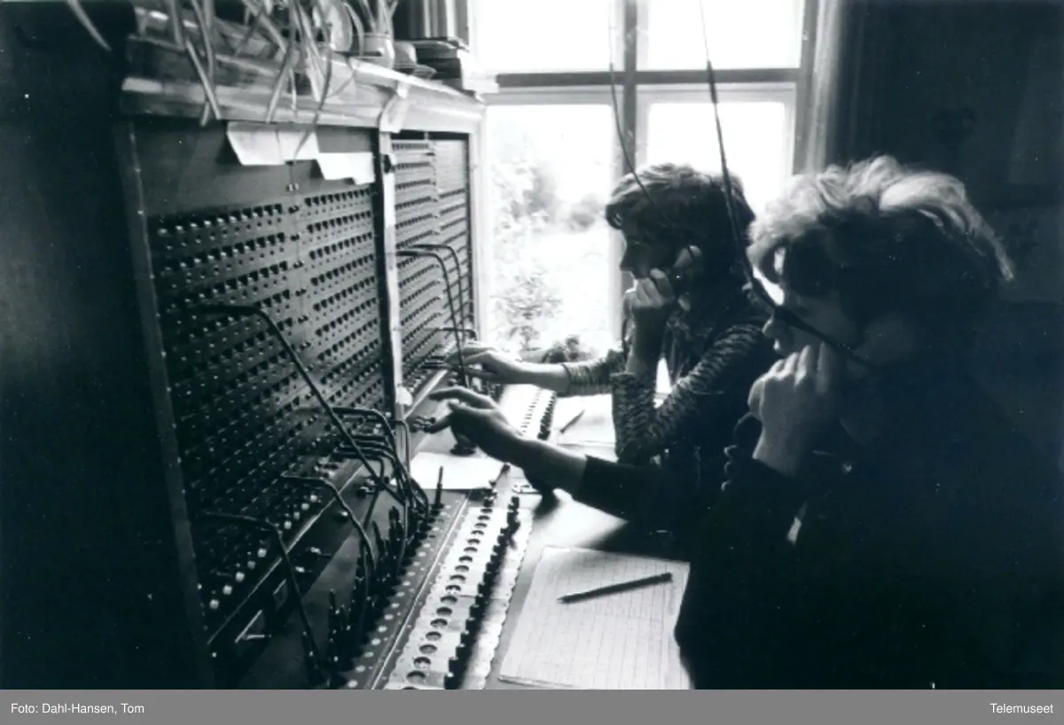 Andebu telefonsentral overtatt av Televerket 1. oktober 1974. Foto 1 ...