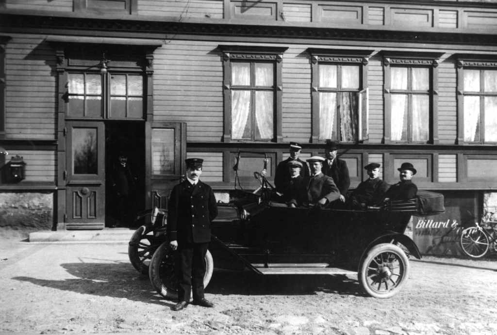 Narviks første bil(Overland Model 79), utenfor Grand Hotell. I bilen ...